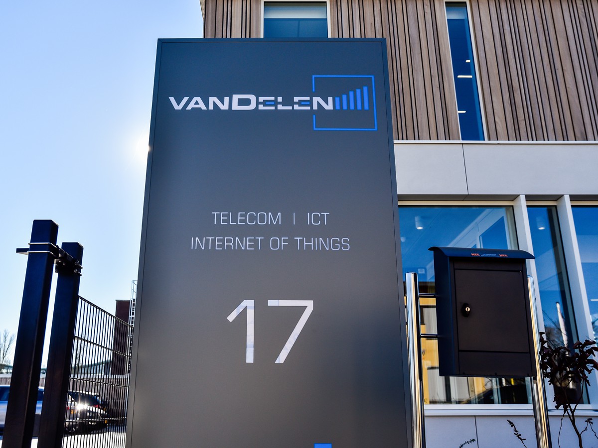 Signing en wandbekleding kantoor voor herkenbaarheid en sfeer ...